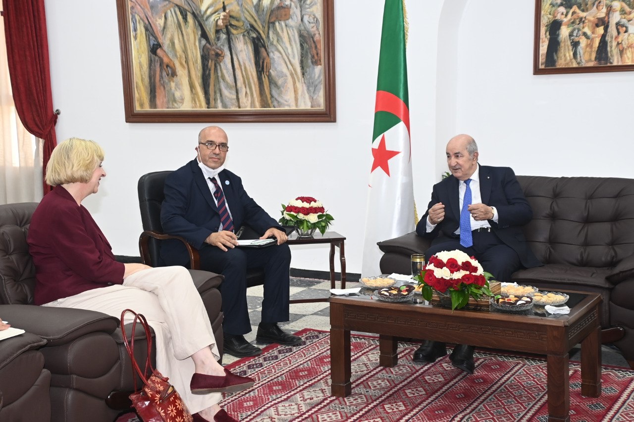 الرئيس تبون يدعو إلى تكثيف التعاون بين رجال الأعمال الجزائريين