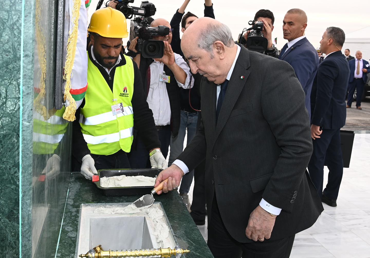 رئيس الجمهورية يشرف على إطلاق مشاريع ذات بعد استراتيجي بولاية تندوف